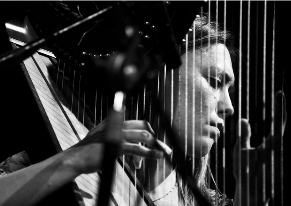 Irene Betti nella necropoli rupestre nel Parco Marturanum [GENIUS LOCI ...